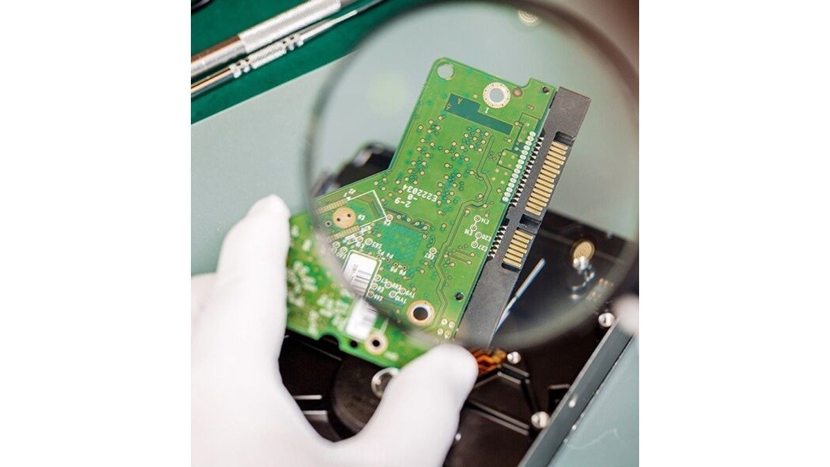 Why Visual Inspection of Electronic Components is Essential - WorldTiding